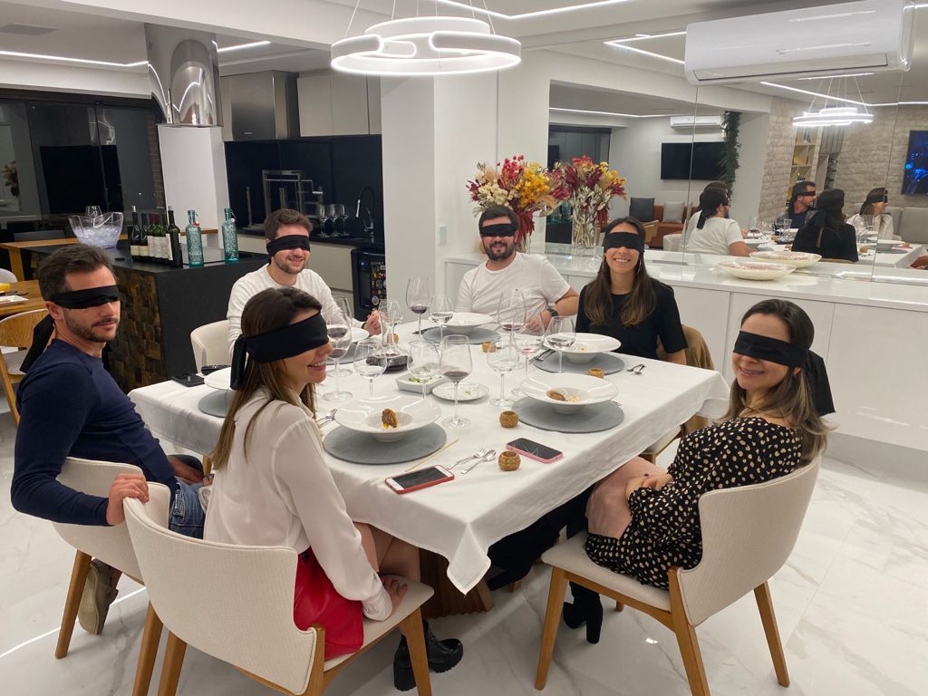 Blind Dinner (Jantar às Escuras) | Adomi